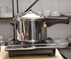 What Is Pressure Frying? (with pictures)